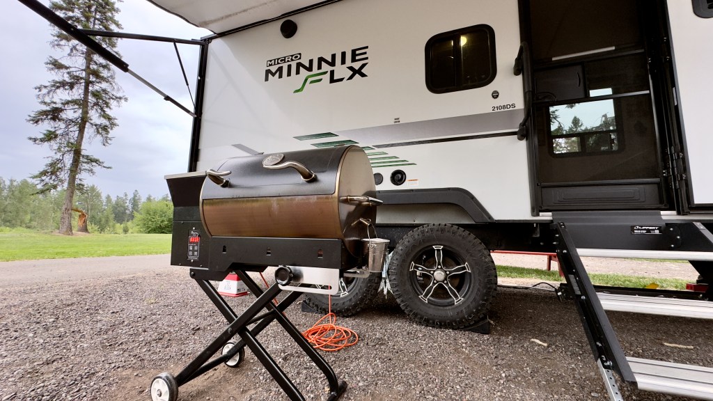 RECTEQ ROAD WARRIOR 340P WOOD PELLET GRILL - Paddle & Trails